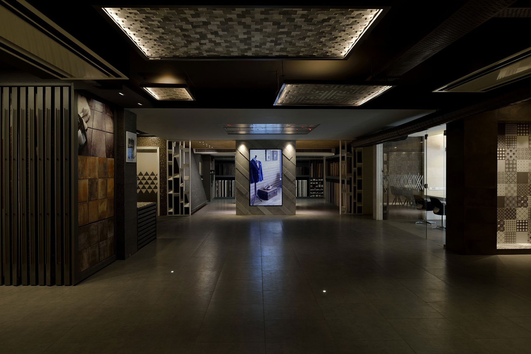 08-Open-central-aisle-with-display-areas-on-either-sides